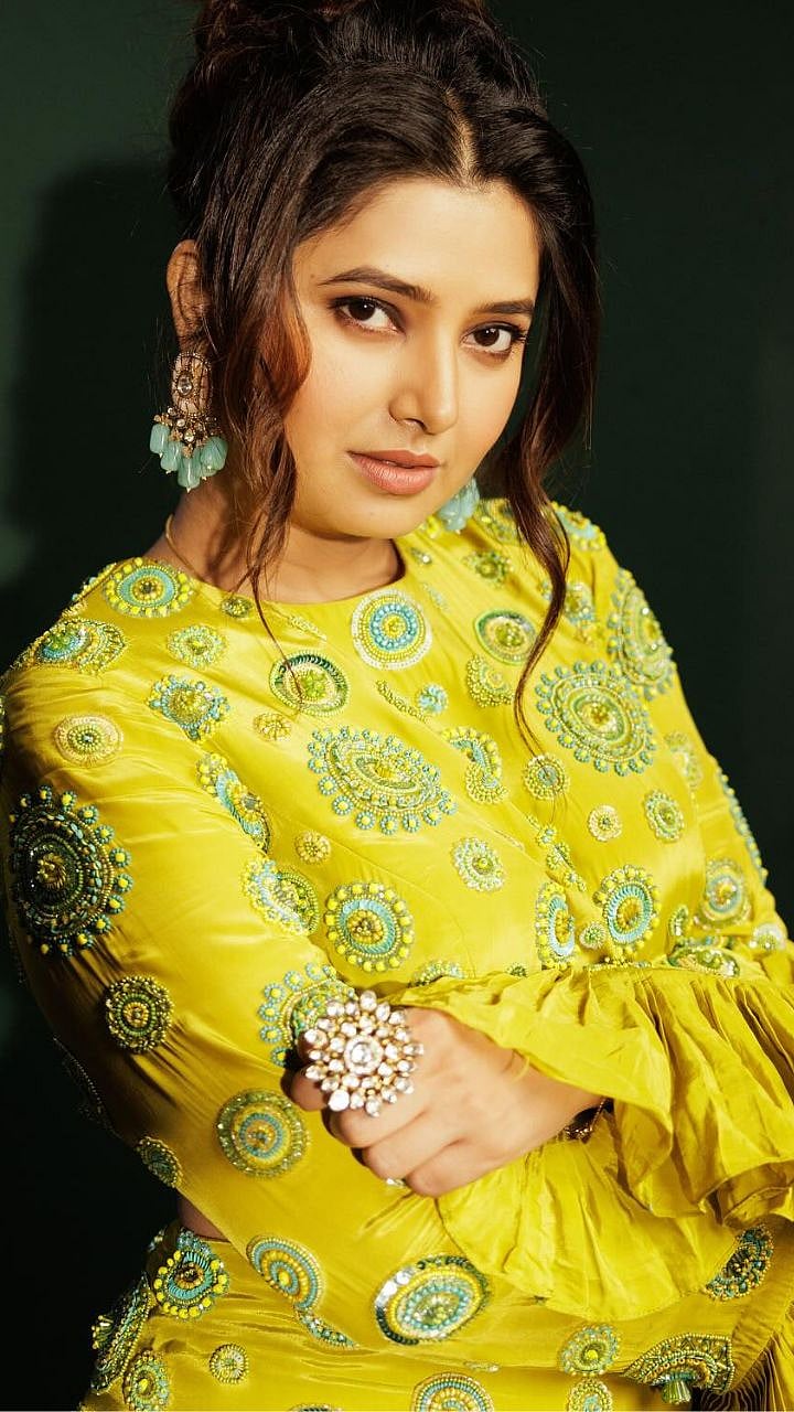 Prajakta Mali Photos | खूप सुंदर दिसतेस, स्वर्गातील अप्सराच जणू... | marathi actress prajakta ...